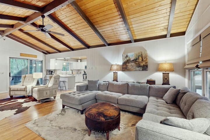 Beautiful Mountain View Home, Deck, Fire-pit - Highlands, NC