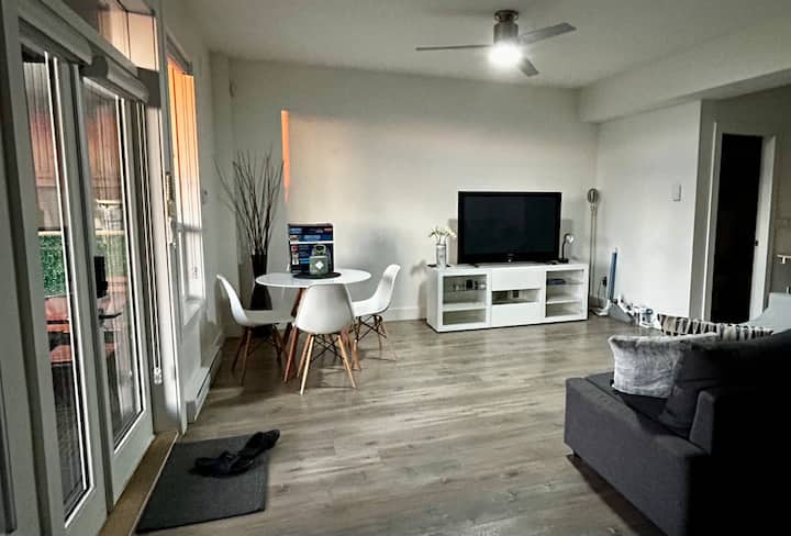 Bright Riverside Retreat With Sunset Views Suite - White Rock
