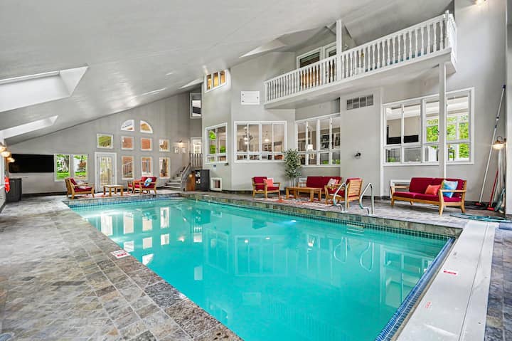 Luxury Indoor Pool - 5 Acres - Privacy - Hot Tub - Harrison, OH