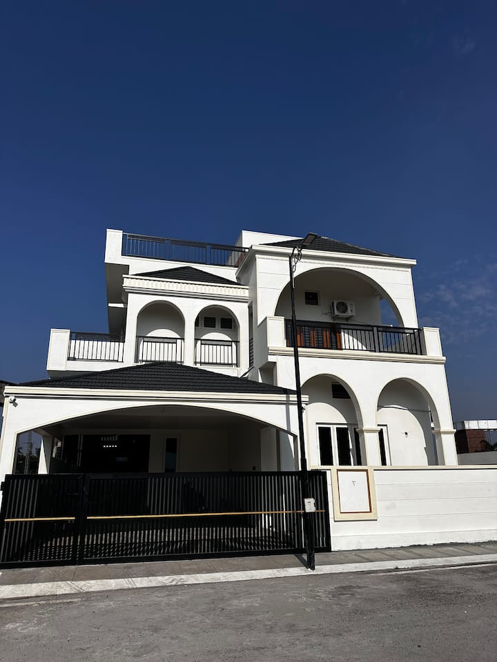Luxury 4bhk Villa With Ac Rooms, Private Bathroom - マイスル