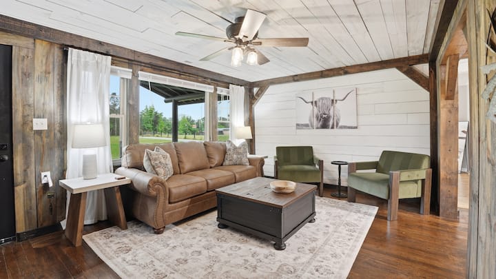 Charming Rustic Cottage | Back Porch & Fire Pit - Monteagle, TN
