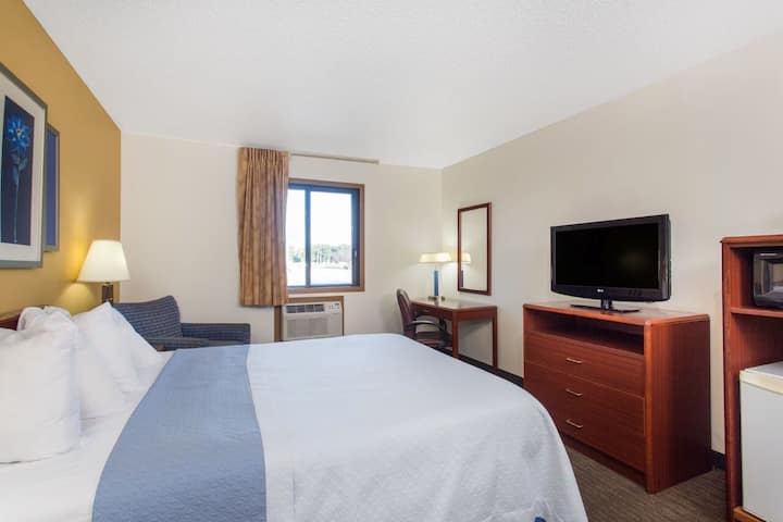 Days Inn Austin | 1 Queen Bed | Walk To Dining - Austin, MN