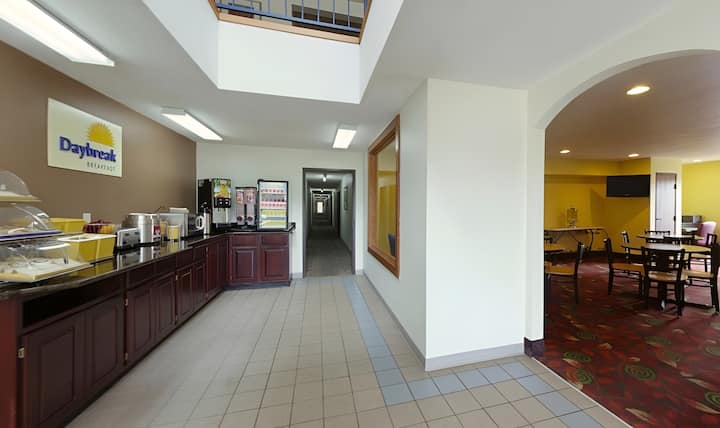 Days Inn Austin | King Studio | Near Golf Courses - Myrtle, MN