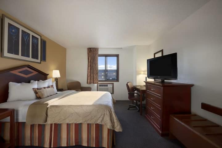 Studio Suite | Days Inn Austin | Free Parking - Myrtle, MN