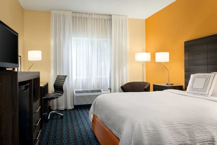 Baymont Tulsa | King Deluxe | Free Parking - Tulsa, OK