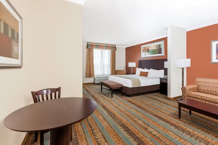 Baymont Henderson | 2 King Suite | Pet-friendly - Henderson, TX