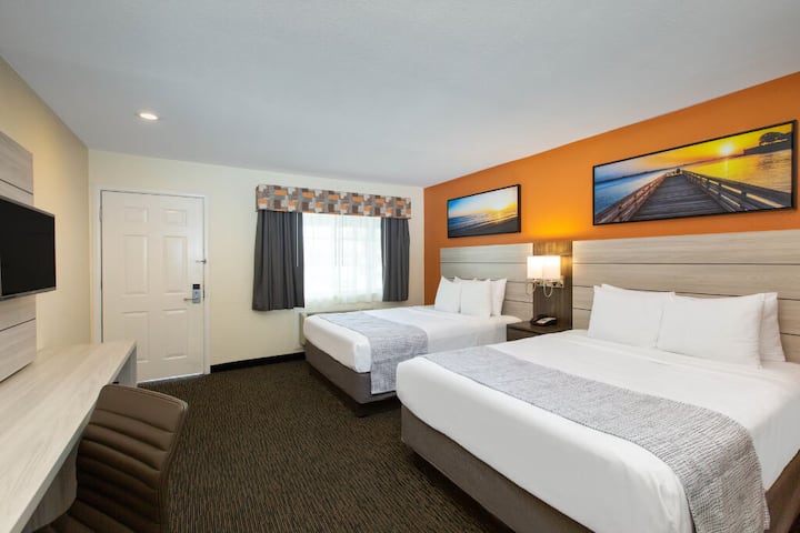 2 Queen Studio | Days Inn Monterey | Spacious Stay - Pacific Grove, CA