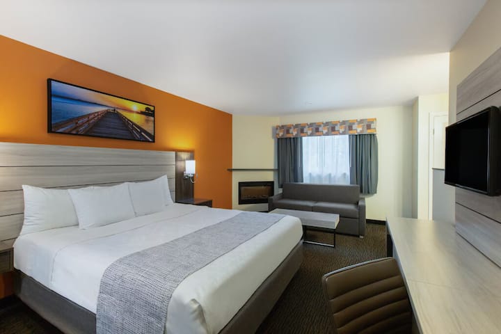 Days Inn Monterey | King Deluxe | Spacious Stay - Carmel-by-the-Sea, CA