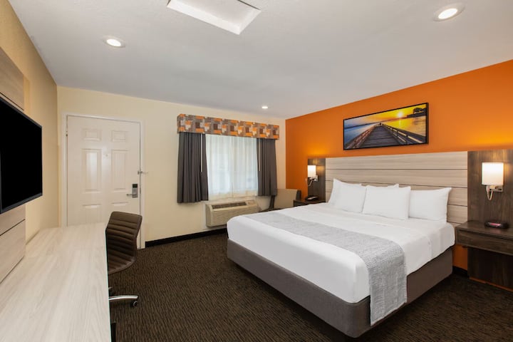 King Deluxe | Days Inn Monterey | Near Wharf - Carmel-by-the-Sea, CA