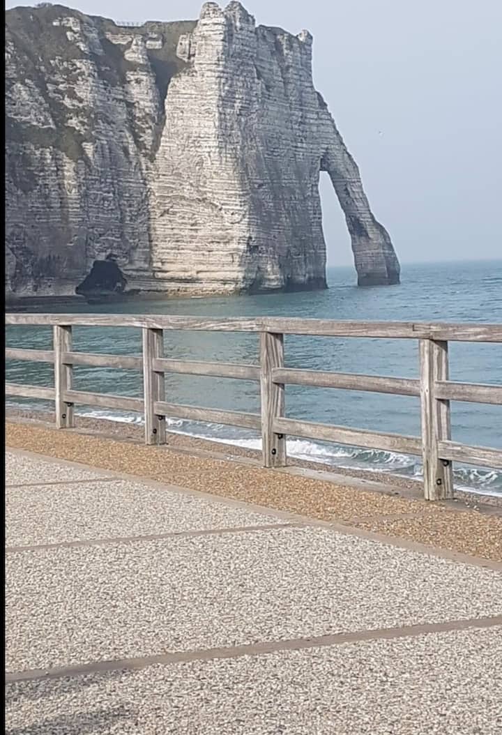Etretat Les Pieds Dans L Eau - Étretat