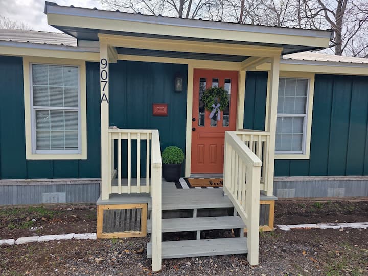 Four Sisters - 2 Bedroom Cottage Near Downtown - Bastrop, TX