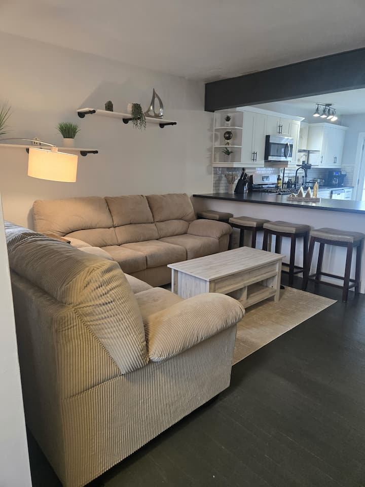 King Suite Escape • Stylish • Family-friendly Stay - Greater Sudbury