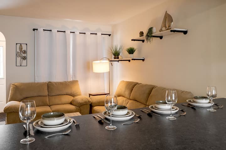 King Suite Escape • Stylish • Family-friendly Stay - Greater Sudbury