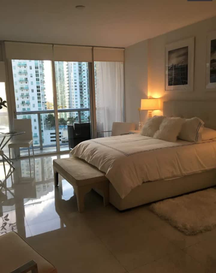 Icon Brickell Studio | City Views + Pool & Spa - Miami, FL