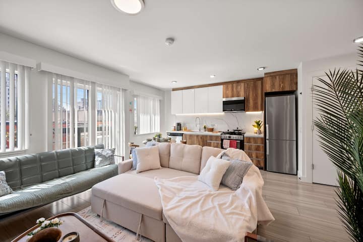 Downtown City Retreat W/ Juliet Balcony & Views - Vancouver