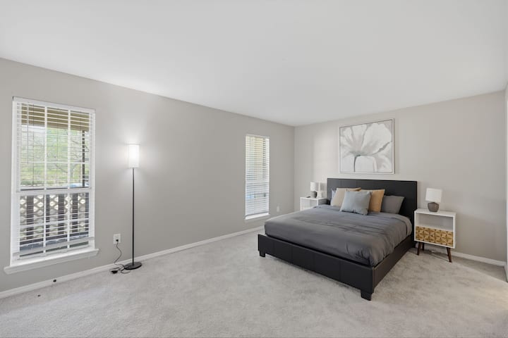 Cozy Modern Apartment At The Domain Raleigh - Raleigh, NC