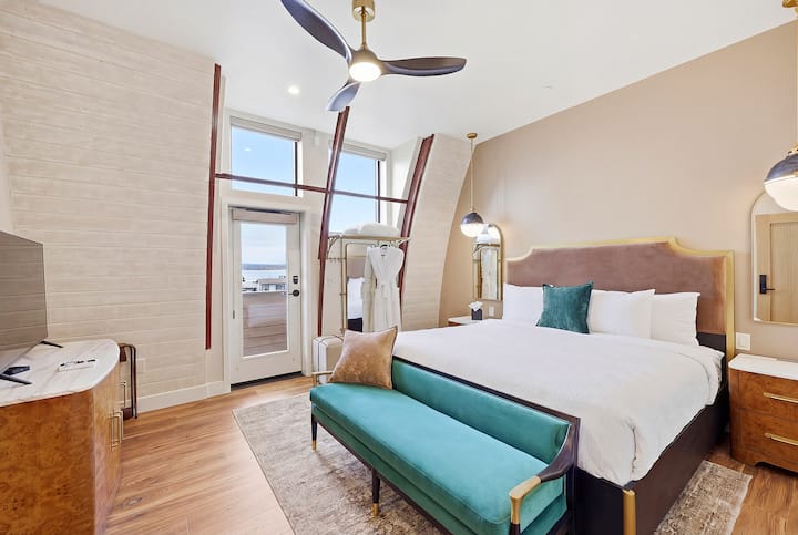 The Q Inn - Historical Stay
Deluxe 1 King Bed - Morro Bay, CA