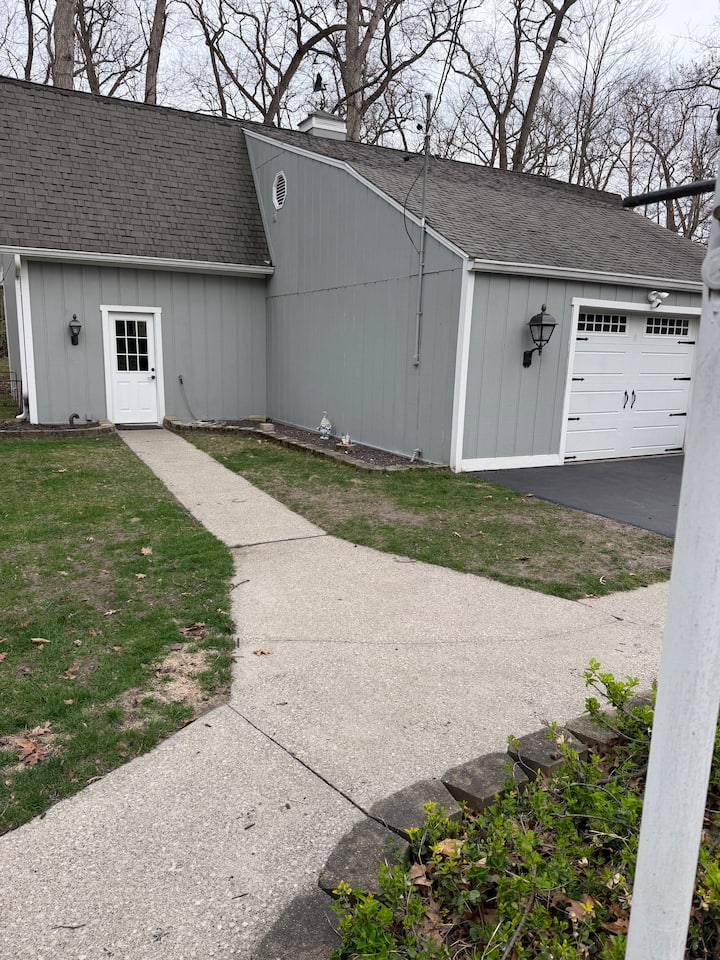 Cedar Loft Hideaway City Close Nature Quiet - Toledo, OH