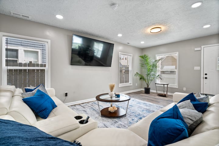 Hot Tub Oasis! Central Location! - Indianapolis, IN