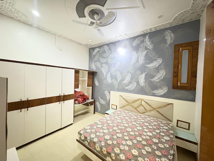 Enjoy Braj By Staying At Acharya Kutir - Mathura