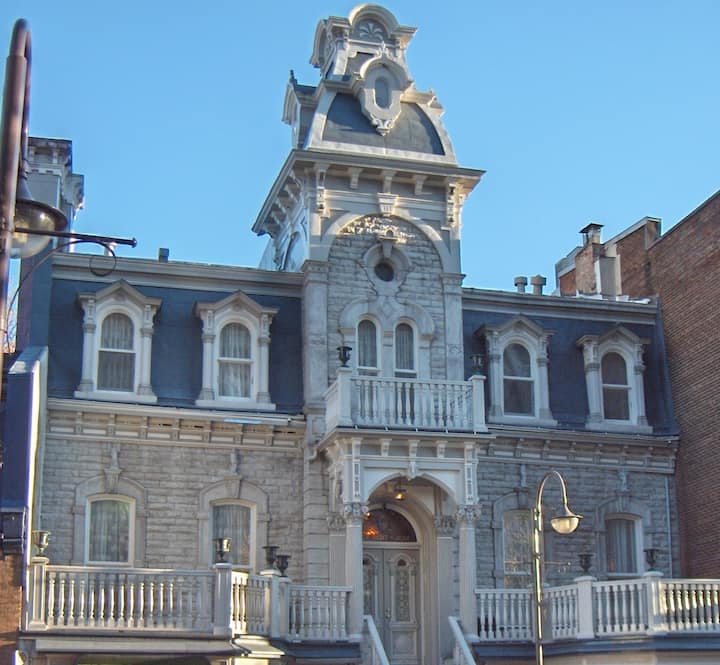 Suite De Mme Dussault-chateau Du Faubourg - Quebec City