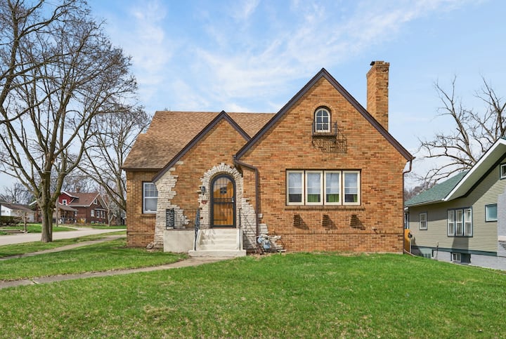 Fun + Family/group Friendly (Room + Sleeps 8) - Rockford, IL