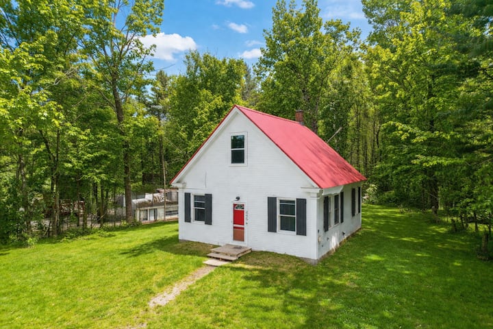 Cozy White Mtn Escape + Outdoor Firepit | Up To 4 - Bretton Woods, NH