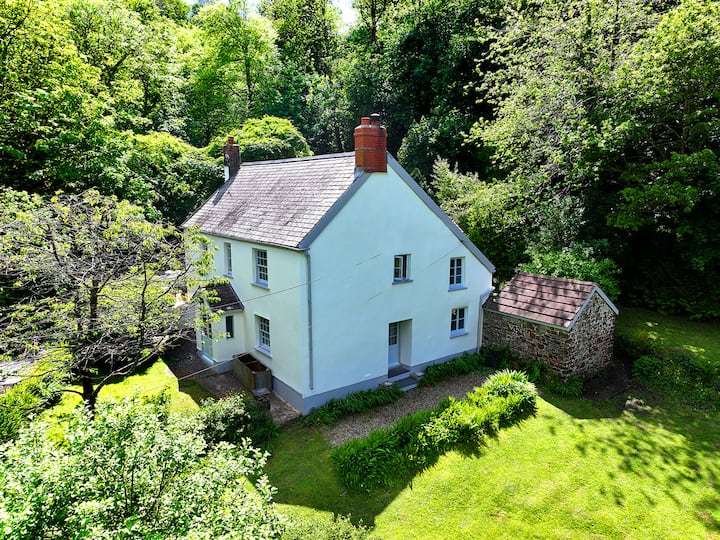 Idyllic Cottage With Large Garden & Private Garage - Clovelly