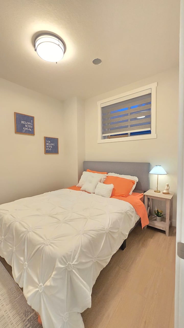 ​Modern Suite Se | Private Entrance & Laundry - Wilder Institute/Calgary Zoo