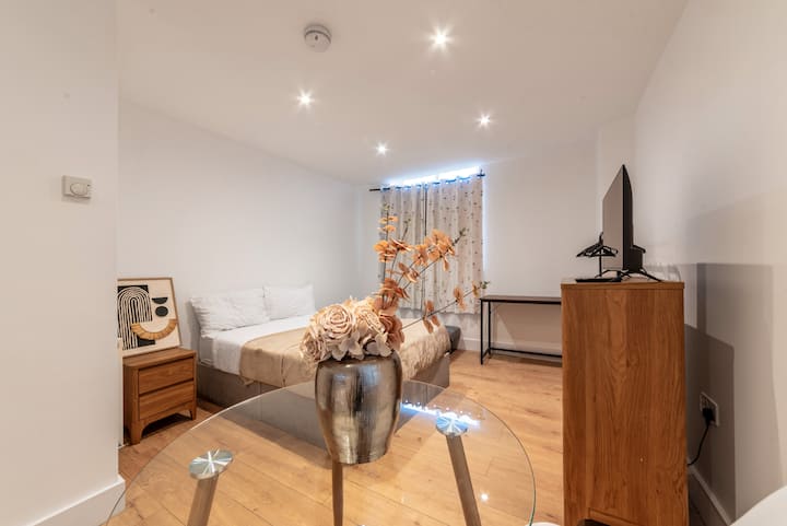 Chic Modern Flat With Stylish Interior - Maidstone