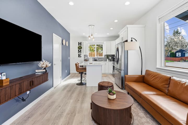 Brand New 3br Home W. King Bed & Ac – Near Airport - Burien