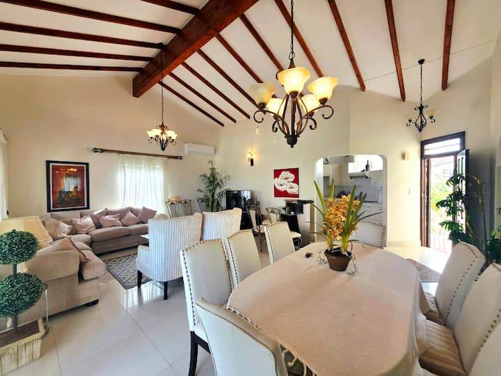 Stylish 3-bedroom Coastal Townhouse - Umhlanga