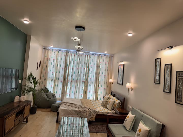 Elegant Studio Stay With Pool & Rooftop Escape - Jaipur