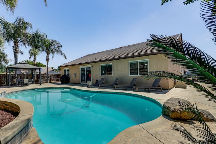 Mtn Retreat 3 Mi To Dtwn Visalia W/ Poolside Bbq - Visalia, CA