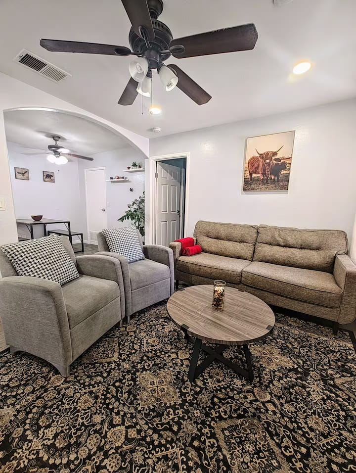 Mountainview 2mbr Condo | Near Tempe & Airport - Mystery Castle