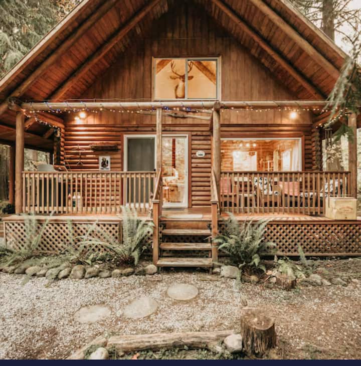 Landon’s Log Cabin - Glacier, WA