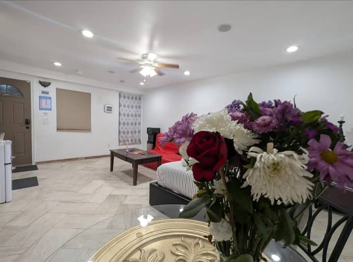Skyline. Inn, Private Entrance, Kitchen/bathroom. - Long Beach, CA