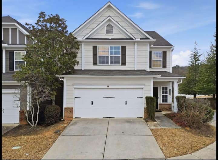 Charming Fully Furnished 3 Bed 2.5 Bath Townhome - Six Flags Over Georgia, Austell