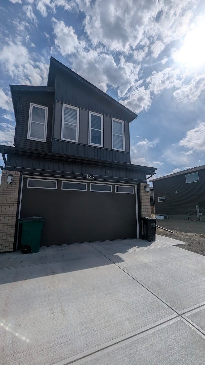Aspire Suite | Luxury & Comfort | Sw Airdrie - 艾爾德里