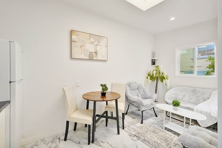 Bright & Cozy Oakland Guesthouse W/ Private Yard - Oakland, CA