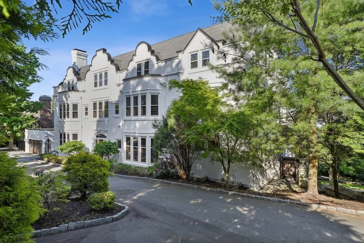 Luxury Mansion W Nyc Views, Theater, Gym, 1+ Acre - Paterson, NJ