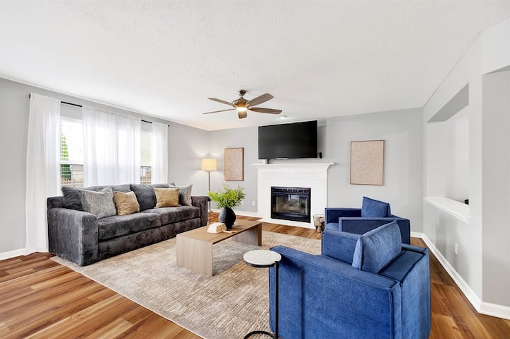 4br Greenwood Home | Fenced Backyard · Near Indy - Greenwood, IN