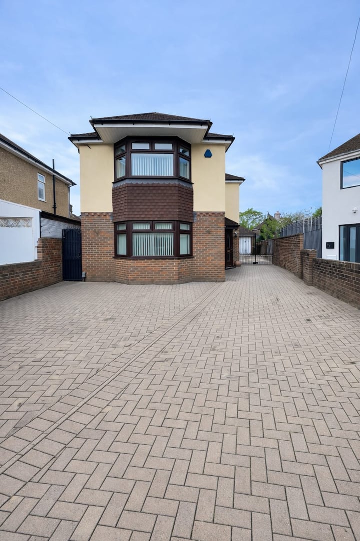 Contractor Stay | Sleeps 10 | Minutes To Universal - Bedford