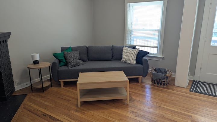 Updated 2 Bedroom Apartment Near Plaza & Westport! - Kansas City, MO
