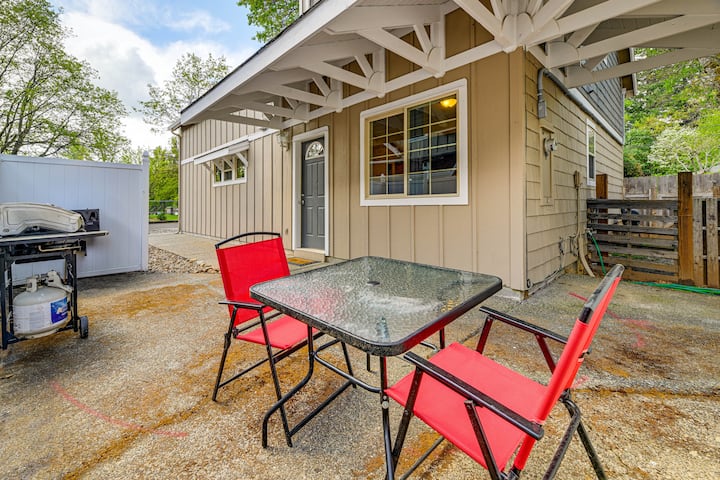 Patio & Game Room! Cozy Studio Near Oregon Caves - Cave Junction, OR