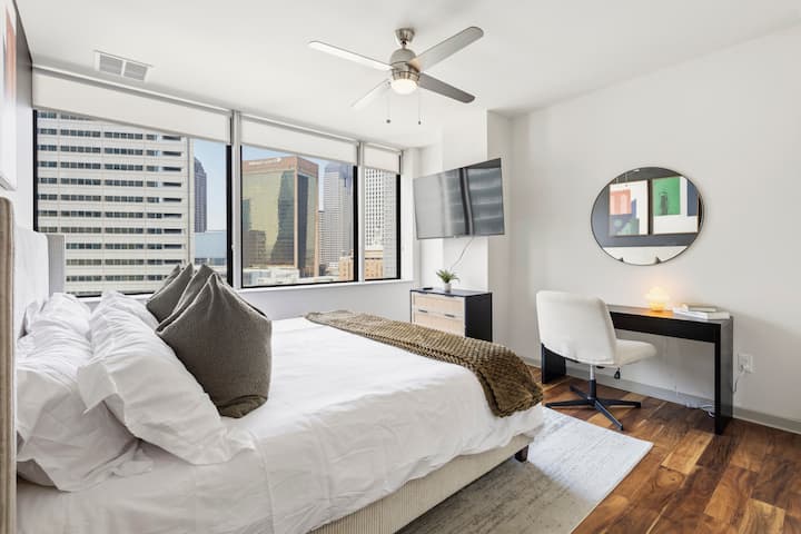 King Bed Tv | 2br High-rise In Downtown Dallas - Dallas