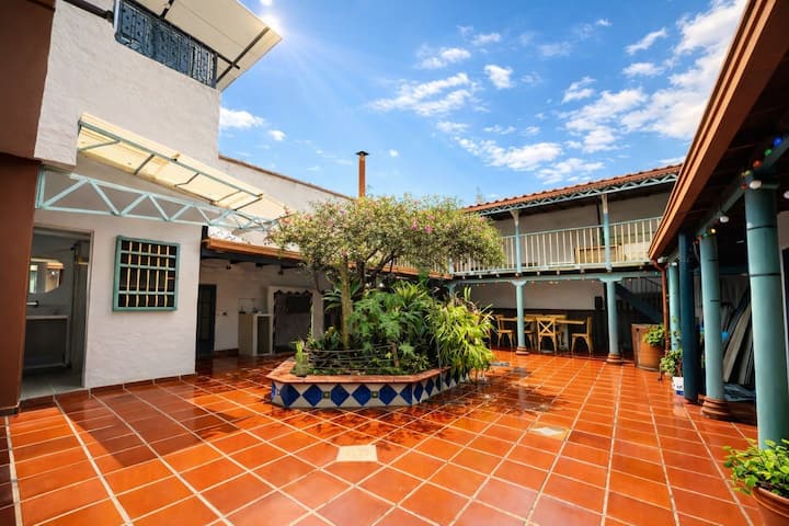 Entire House 6br/6ba Patio Walk To Metro & Stadio - Bello