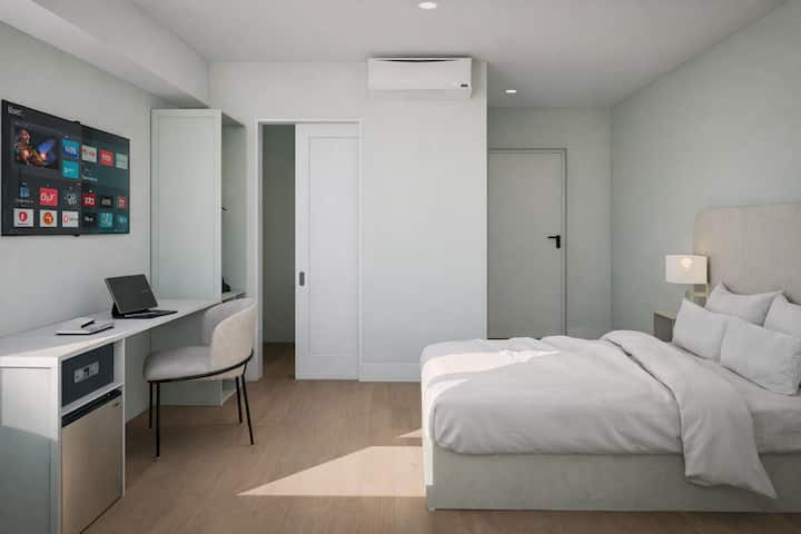 Casa Collins Queen Room - South Beach, FL