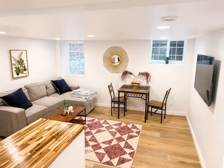 Cozy Washington Park 1br W/ Kitchen & Washer/dryer - Denver, CO