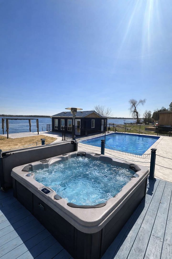 Lakefront Family Cottage! Pool & Hot Tub! - Kawartha Lakes